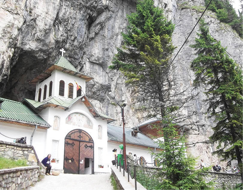 Cea mai vizitata pestera din Masivul Bucegi se afla intr-un proces de ...