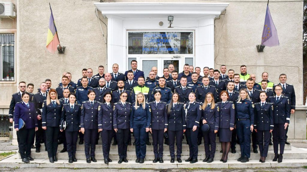 Peste 70 de poliţişti din ­cadrul IPJ Prahova – ­avansaţi în grad ...